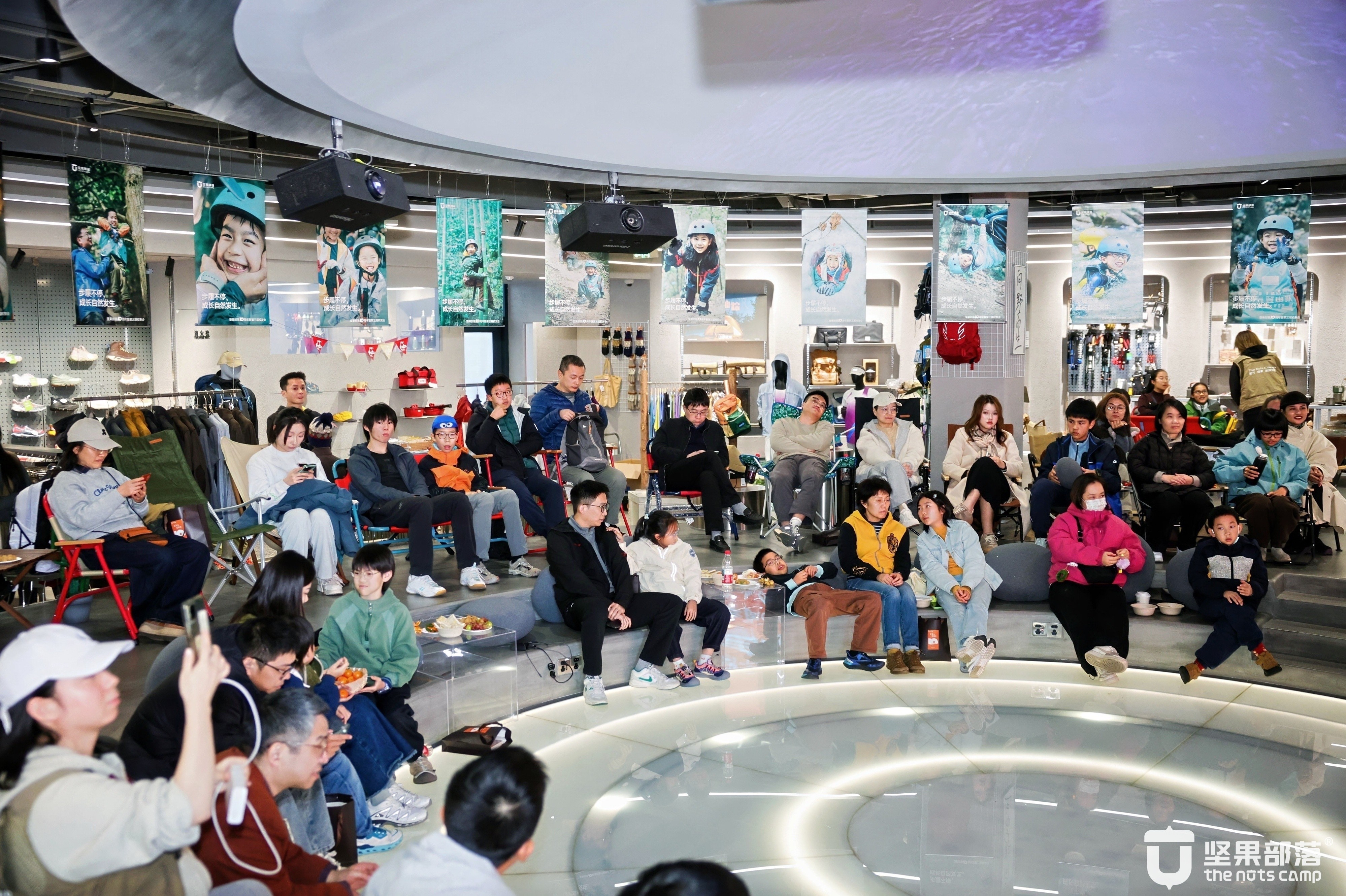 十年成长，步履不停丨坚果部落十周年校友会，聆听勇气与探索的回响